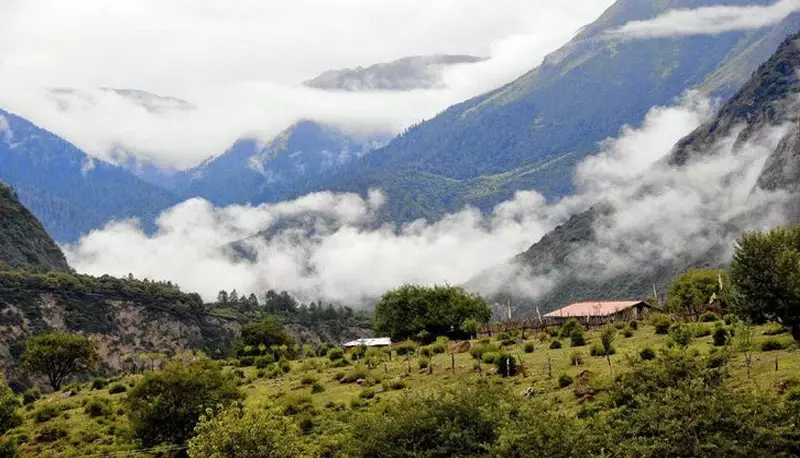 Motuo, Kina En 200 meter lang hængebro forbinder stedet med omverdenen. Alle andre veje blev enten ødelagt af bjergskred eller mudder. Buddhister betragter stedet som et helligt land. Befolkningen i Motuo er 10.000 indbyggere.