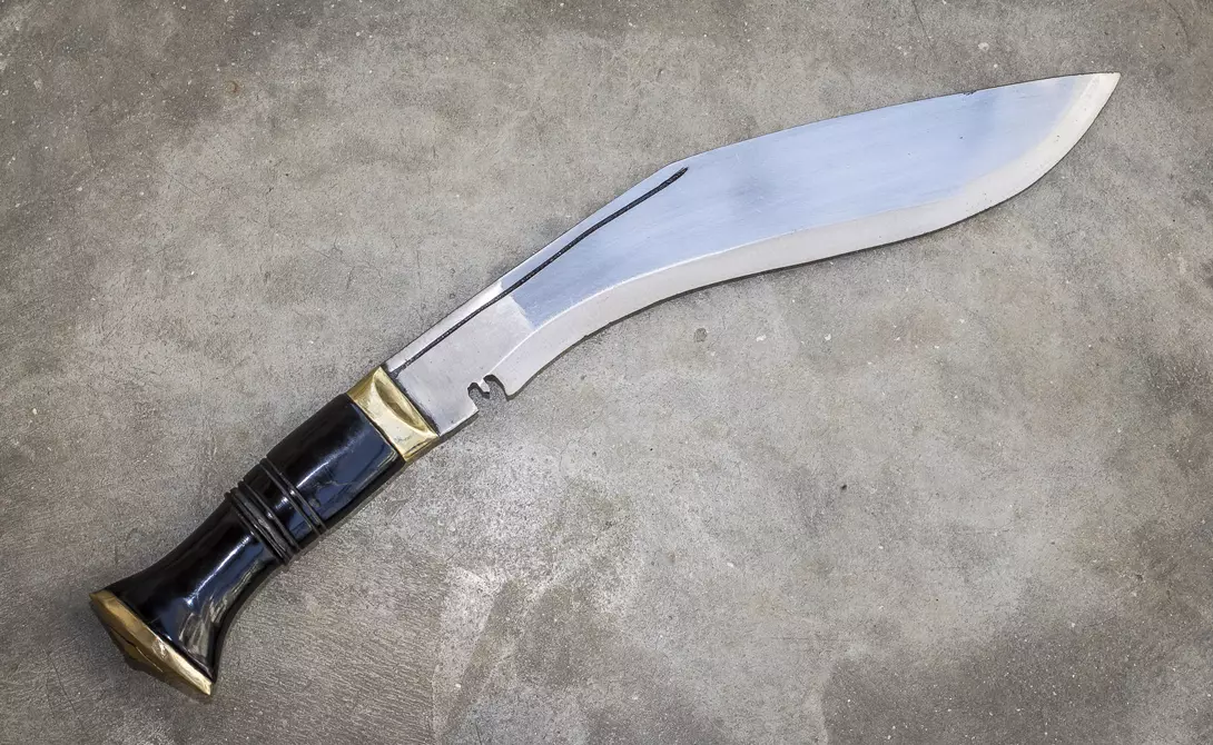 Kukri Kukri yang terkenal, senjata perang Gurkha Nepal, lebih mirip alat pembunuhan massal abad pertengahan. Bilahnya memiliki penajaman internal dan tikungan terbalik, pemilik kukri asli berusaha untuk tidak pernah berpisah dengan pisau. Untuk Gurkha, kukri adalah simbol tertentu yang menunjukkan pemilik milik kasta prajurit.