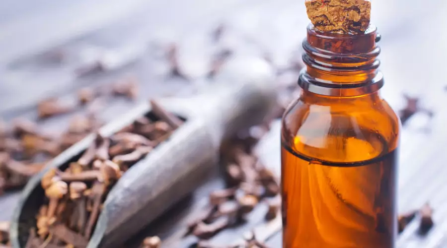 Clove Oil Clove Ueleg huet antibakteriell an analgetesch Eegeschaften. Dir kënnt e puer Drëpsen Ueleg an en halleft Liter Waasser derbäisetzen an de Mond grëndlech spülen, oder Dir kënnt Ueleg op e Kottengpudder opdroen an den Halswéi ganz sanft ofwëschen. Déi onsympathesch Sensatioune gi ganz séier fort, probéiert et.