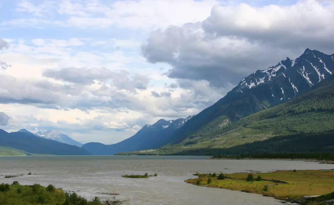 Northern Columbia Mountains Die Northern Columbia Mountains wurden lange Zeit von lokalen Drogendealern gewählt. Die Bergketten sind durch ein mehrstufiges Höhlensystem verbunden, aus dem es Ausgänge zu vor Aussichtstälern versteckten Tälern gibt. Nur die mutigsten Forscher versuchen hier vorzudringen, bereit, ihr eigenes Leben gegen eine detaillierte Karte eines unerforschten Gebiets einzutauschen. Nur wenige wiederkehrende wissenschaftliche Expeditionen bringen erstaunliche Daten über eine einzigartige Tierwelt, deren Vertreter Sie nirgendwo anders finden.