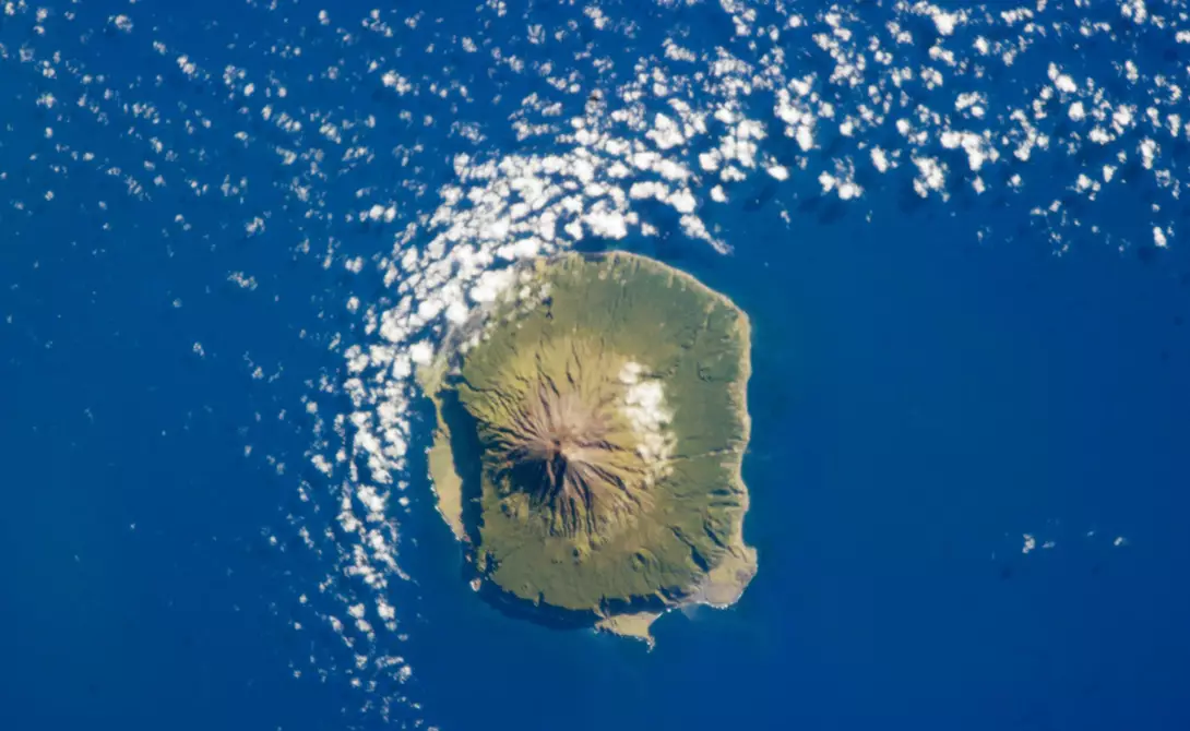 Tristan da Cunha די קליין אַרטשאַפּאַלייגאָו איז נאָך איינער פון די מערסט ינאַקסעסאַבאַל ערטער אויף דעם פּלאַנעט. סאַפּרייזינגלי - אַ מענטש געראטן צו גיין אין פּלאַץ, אָבער קען נישט אפילו בעל זיין אייגענע פּלאַנעט. דער בלויז ינכאַבאַטאַד אינזל פון די אַרטשאַפּאַלייגאָו, Tristan da Cunha, איז ינכאַבאַטאַד דורך די קינדסקינדער פון די ערשטע סקאַטיש סעטאַלערז, וואָס קענען בלויז קאָנטאַקט ציוויליזאַציע אַמאָל אַ חודש, לויט די פּלאַן פון פישערייַ באָוץ.