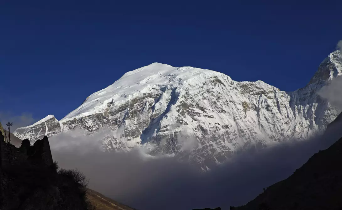 Gankar Punsum Tibet, Butan ve Çin sınırlarında, Gankar Punsum dağlarının en yüksek zirveleridir. Siyasi nedenlerle keşfedilmemiş durumdalar: her üç devlet de bu bölge üzerinde ağır bir anlaşmazlığı sürdürüyor. Ek olarak, yalnızca profesyonel dağcılar Gankar Punsum'u fethedebilir - ve koltuk haritacıları saflarında bunlardan sadece birkaçı var.