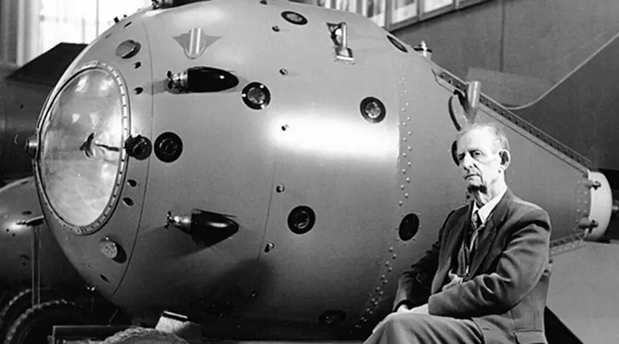 La bomba atomica Gli Stati Uniti terminarono lo sviluppo della bomba atomica nel 1945 e questo avrebbe dovuto essere una grande sorpresa per l'URSS. Tuttavia, Truman non aveva idea che nel 1941 uno dei fisici del progetto, Klaus Fuchs, si fosse venduto ai sovietici. Inoltre, un altro "traditore", Benito Pontecorvo, trasmetteva costantemente informazioni sugli sviluppi di Oppenheimer all'intelligence sovietica. L'accademico Kurchatov ha definito i dati ottenuti un prezioso supporto nello sviluppo di una bomba atomica domestica. Fuchs, invece, ricompare all'orizzonte della rivoluzione scientifica e tecnologica: nel 1944 vendette all'URSS il concetto di bomba all'idrogeno, che permise a Kurcatov di portare a termine il suo progetto in tempi record. Qui, tra l'altro, puoi leggere di più sui Rosenberg, che hanno anche svolto un ruolo importante nello spionaggio industriale.