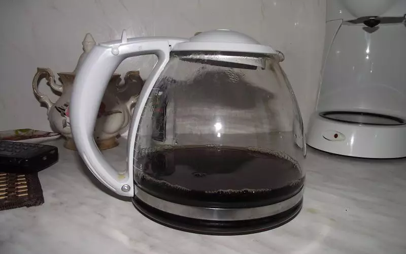 Paglilinis ng gumagawa ng kape Punan ang isang prasko ng maligamgam na tubig at magdagdag ng isang kapat ng tasa ng baking soda. Iling hanggang sa ang plaka ay ganap na matunaw.