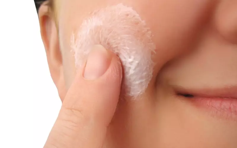 Face Mask Paghaluin ang pantay na sukat ng baking soda at tubig at ilapat sa mukha. Pagkalipas ng 10 minuto, hugasan ito sa isang pabilog na paggalaw upang tuklapin ang patay na mga cell ng balat at i-unclog ang mga pores.