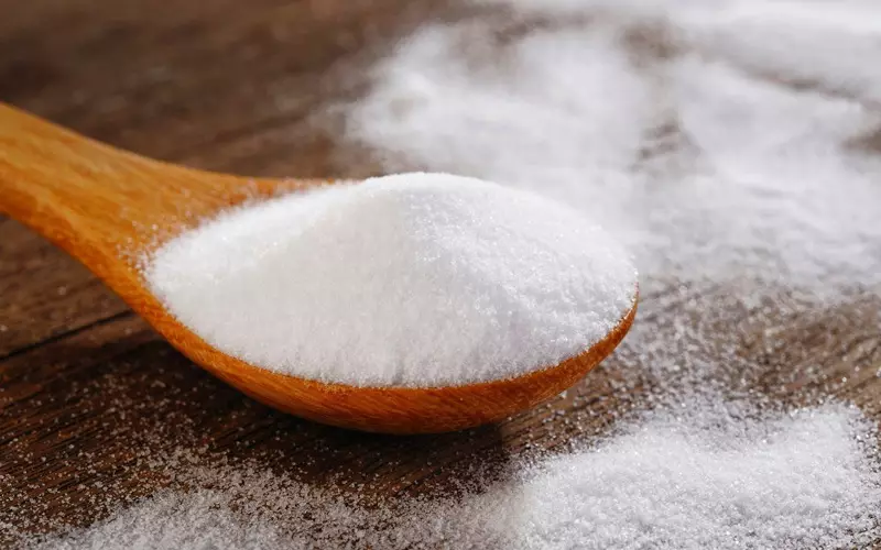 Pag-aalis ng pangangati mula sa kagat ng insekto Paghaluin ang baking soda at tubig sa isang ratio na isa hanggang tatlo at ilapat ang halo sa apektadong lugar - susundan ang lunas sa loob ng ilang minuto.