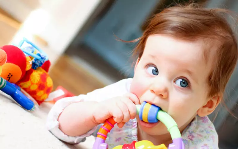 Membersihkan mainan anak-anak Soda juga merupakan produk terbaik yang tersedia di sini. Celupkan spons basah dan bersih ke dalam soda kue dan bersihkan apa pun yang bersentuhan dengan anak Anda.