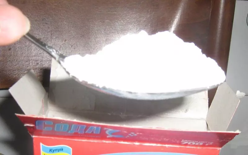 Pagpapatay ng nasusunog na langis o spark mula sa mga de-koryenteng kasangkapan Sa kawalan ng pamatay ng sunog, iwisik ang lugar ng peligro sa baking soda - pagkatapos makipag-ugnay sa isang mapagkukunan ng init, nabuo ang carbon dioxide, na papatayin ang apoy.