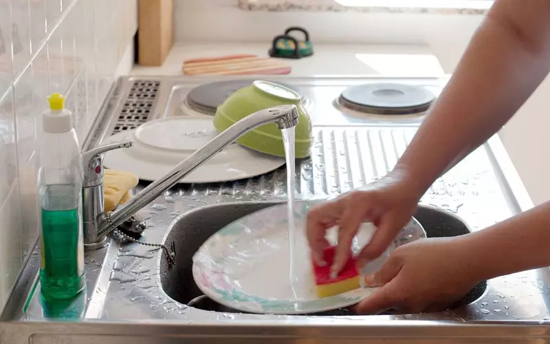 Pag-aalis ng grasa mula sa mga pinggan Kung hugasan mo ang iyong pinggan sa makinang panghugas, ihalo ang dalawang kutsara sa iyong detergent at nawala ang grasa. Ang mga tagasuporta ng manual mode ay dapat na iwanan ang mga pinggan sa parehong halo sa loob ng 15 minuto.