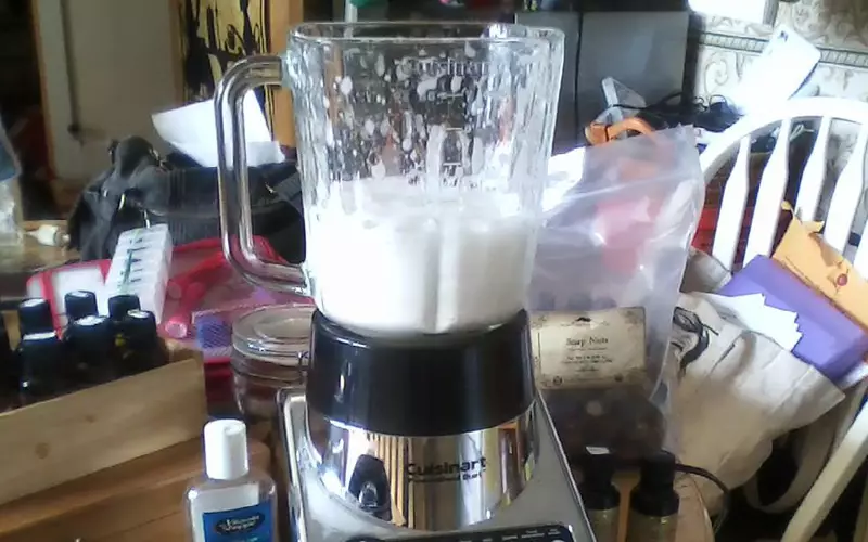 Paglilinis ng blender Upang mapanatili ang lahat ng mga kutsilyo, punan ang blender sa kalahati ng tubig, magdagdag ng isang kutsarang baking soda at isang dosis ng detergent. Patakbuhin ang blender ng ilang segundo at banlawan.