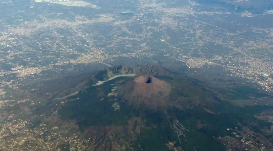 Ibukota pesta pora Di Empayar Rom, Pompeii adalah tempat peranginan yang mahal. Dan seperti di tempat-tempat lain, budaya pemujaan dan kesenangan berlaku di sini. Lukisan-lukisan dinding yang bertahan hingga ke zaman kita menggambarkan adegan-adegan pesta pora, patung-patung yang sering menggambarkan kes liwat dan kebiasaan. Gomora Alkitab yang sebenar!