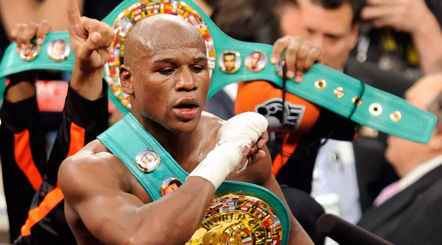 Pirsgirêkên bi qanûnê re tu mîqyarek drav alîkariya Mayweather nekir ku ji sûcê şîdeta nava malê derkeve. Ji bo lêdana hovane ya hevalek, werzîşvan du meh hucreya yekkesî girt. Lêbelê, zindankirinê bi tu awayî bandor li tembûr û karakterê Floyd nekir.