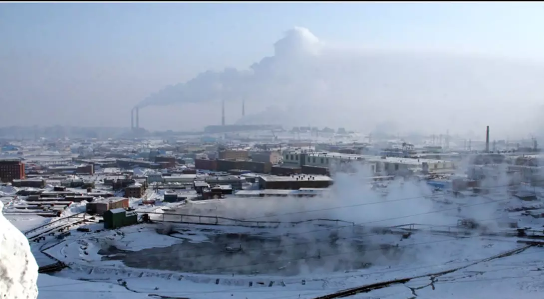 Norilsk Rusia Norilsk është qendra më e madhe e përpunimit të metaleve të rënda në botë. 4 milion ton kadmium, bakër, plumb, nikel, arsenik, selen dhe zink lëshohen në ajër çdo vit. Qyteti është aq i ndotur sa banorët vuajnë nga dhjetëra sëmundje: këtu probabiliteti më i lartë i zhvillimit të kancerit, sëmundjeve të mushkërive, sëmundjeve të gjakut, sëmundjeve të lëkurës dhe madje edhe depresionit. Bimësia thjesht nuk ekziston, manaferrat dhe kërpudhat janë helmuese, pasi ajri përmban një sasi të madhe të dioksidit të squfurit.