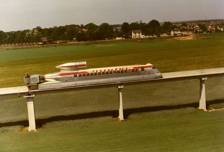 Aérotrain Aérotrain jẹ iṣẹ akanṣe kan ti o dagbasoke ni Ilu Faranse lati ọdun 1965 si 1977 labẹ idari ẹrọ ẹlẹrọ Jean Bertin. Gbogbo awọn ẹya ti a gbagbe ti monorail yii ni a le rii loni, ti o kọja lẹgbẹẹ oju opopona ti o so Paris ati Orleans pọ. Ipari atilẹba ti ipa -ọna jẹ kilomita 25, ṣugbọn nisisiyi diẹ ni o ku ninu rẹ.