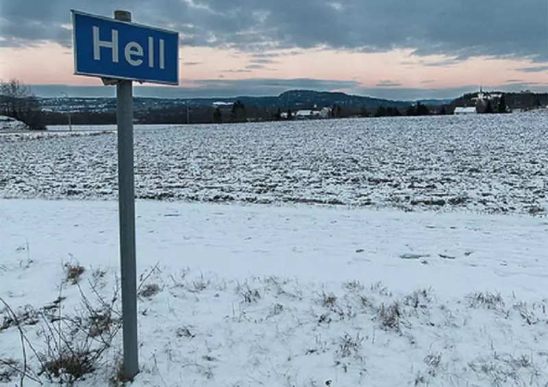 Hel, Noorweë Noorweë is 'n koue noordelike land, maar as u na die kaart kyk, sal u agterkom dat die hel hier geleë is. Deur die wil van die noodlot of iemand se wrede grap, is die stad met 'n bevolking van 1 500 mense die hel genoem, wat in Engels 'hel' beteken. Anders as met konvensionele wysheid oor die hel, kan hierdie een maklik vries as u te lig aantrek.