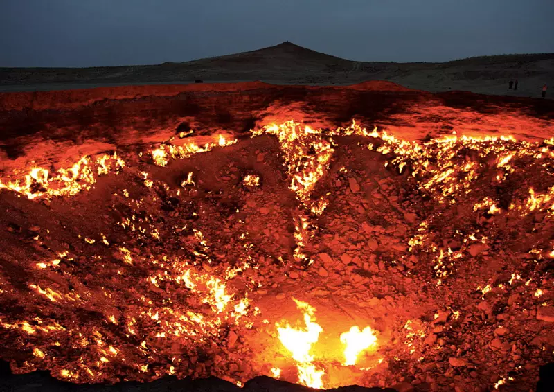 Darvaza, Turkmenistan Aby zapobiec ulatnianiu się szkodliwych gazów, geolodzy w 1971 r. podpalili wypełnioną gazem pustkę powstałą podczas eksploracji podziemnego nagromadzenia gazu, wierząc, że za kilka dni pożar zgaśnie. Ale od tamtego czasu płomień nie wygasł, płonąc nieprzerwanie dniem i nocą. Miejscowi i podróżnicy nazwali to miejsce „Drzwiami do podziemi”.