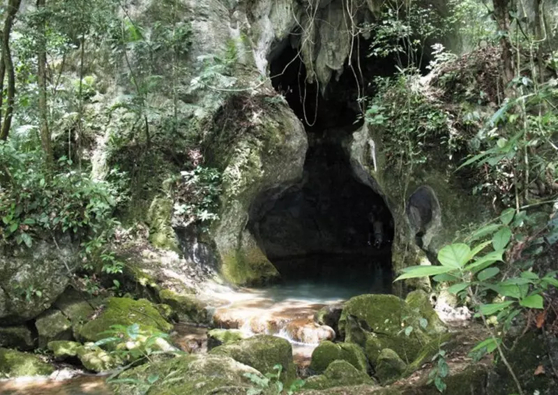 Aktun Tunichil Muknal, Belize Belize Jaskinie Majów były wykorzystywane do rytualnych ceremonii i grzebania zmarłych. Jaskinia Aktun-Tunichil-Muknal jest stanowiskiem archeologicznym cywilizacji Majów. To właśnie tę jaskinię Majowie uważali za wejście do podziemi.