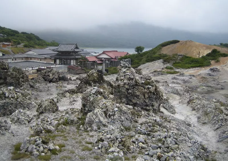 Dutsen Tsoron Osorezan, Japan Yanayin da ke kewaye yana tunatar da kwatancen Buddha na jahannama da sama, gami da kololuwa takwas da Kogin Sanzu no Kawa, wanda matattun rayuka ke hayewa akan hanyarsu ta zuwa lahira. Ana ganin dutsen ƙofar zuwa lahira.