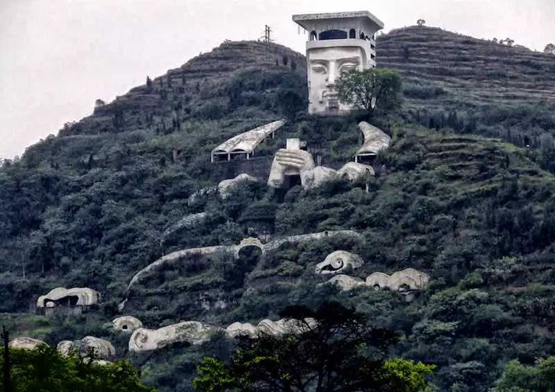 Feng Du, condado de Fengdu, China Fengdu alberga unha cidade pantasma. Está cheo de santuarios e templos e considérase o lugar onde vive o demo. Preto da cidade está a montaña Ming Shan, que é a casa do rei dos mortos Tianzi.