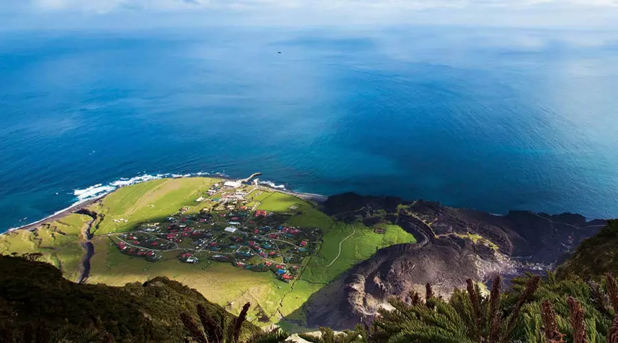 Tristan da Cunha Napoleon het eens graag hierdie dorp besoek, en hy het sy dae in Saint Helena beëindig. Tans woon daar slegs driehonderd mense in die dorp, allermins in die wêreld wat belangstel in wat in die groot wêreld gebeur.