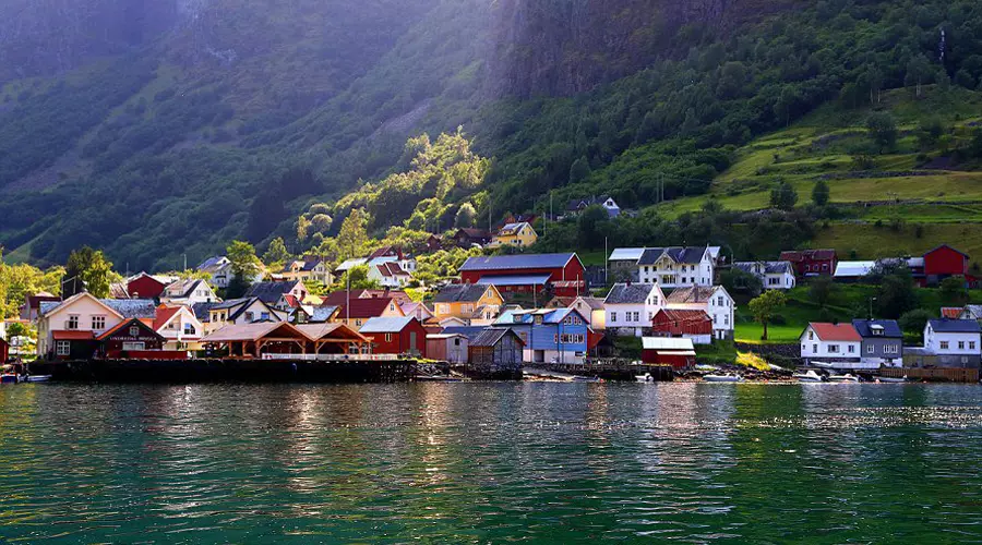 Andredal Bag den smalle dal i Aurlandsfjorden fører den lille landsby Andredal sit stille og afmålte liv. Indtil 1999 måtte enhver turist kun komme her med båd - i 1999 dukkede den eneste vej i hele landsbyen op.