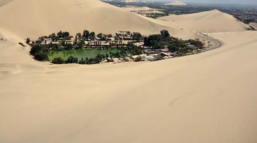 Huacachina Żadna normalna osoba nie zatrzymałaby się tu z własnej woli, bo tutejsza pustynia uważana jest niemal za najbardziej suchą na całym świecie. Jednak prawie stu mieszkańców wioski Huacachina myśli inaczej – dla nich tutejszy klimat jest po prostu cudowny.