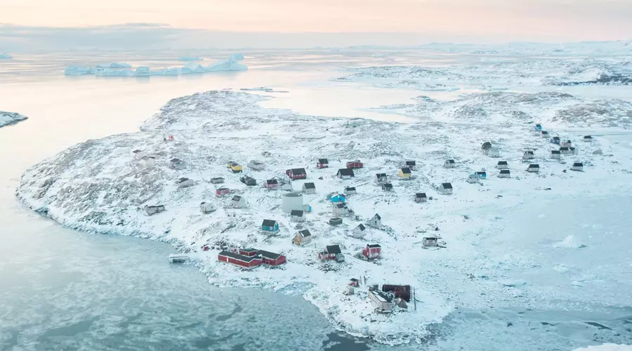 Isortok Ở phía đông của Greenland là một trong những ngôi làng kỳ diệu nhất trên thế giới. Bản thân ông già Noel cũng có thể sống ở đây - người dân địa phương sẽ không can thiệp vào ông.