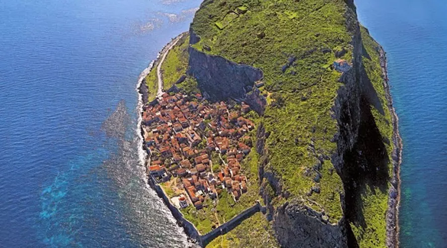 Monemvasia Stone Island, agter wat hierdie klein dorpie versteek was, is van die vasteland geskei deur 'n sterk aardbewing wat in 375 gebeur het. Dit is nie maklik om 'n skikking van Griekse vissers te vind nie, tensy een van die inwoners u die pad wys.