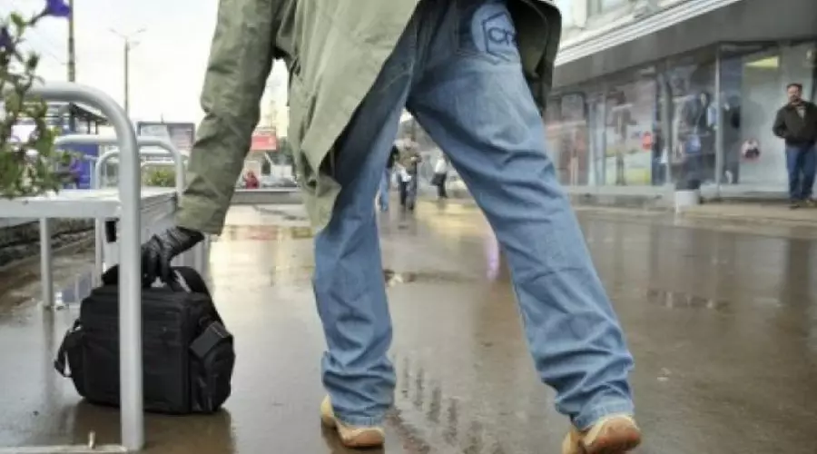 Taštinu Ruka je mnogo teže kontrolirati od lica. Budući da je nervozan, osoba će nesvjesno dodirnuti glavu, beskrajno poravnati odjeću i izvesti druga besciljna djela. Tako naš um pokušava ublažiti napetost, što, naravno, iskusni carinici odmah primijete.