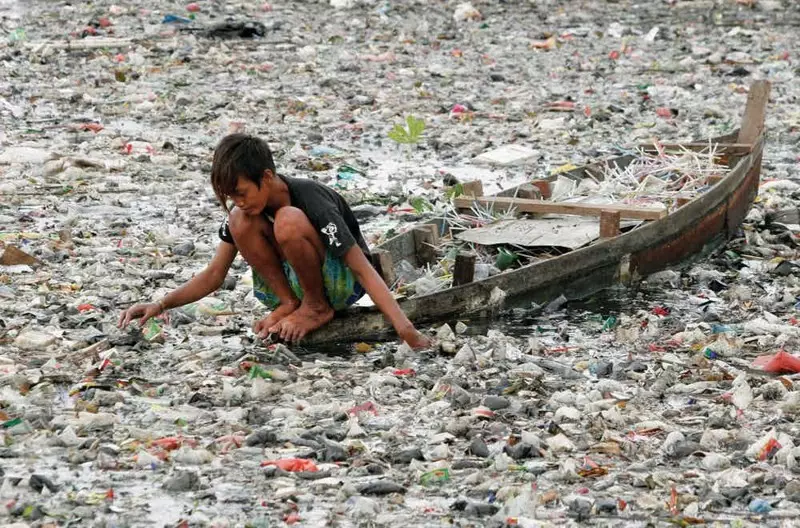 Cintarum Indonesia Ennen virallisesti maailman likaisinta jokea. Paikalliset asukkaat (noin 5 miljoonaa ihmistä asuu Cintarumin rannalla) heittävät kaiken kotitalousjätteen veteen. Saastunut säiliö vie vuosittain 50 tuhatta ihmistä, ja joessa kelluu yhteensä noin kuusi miljoonaa tonnia roskaa.