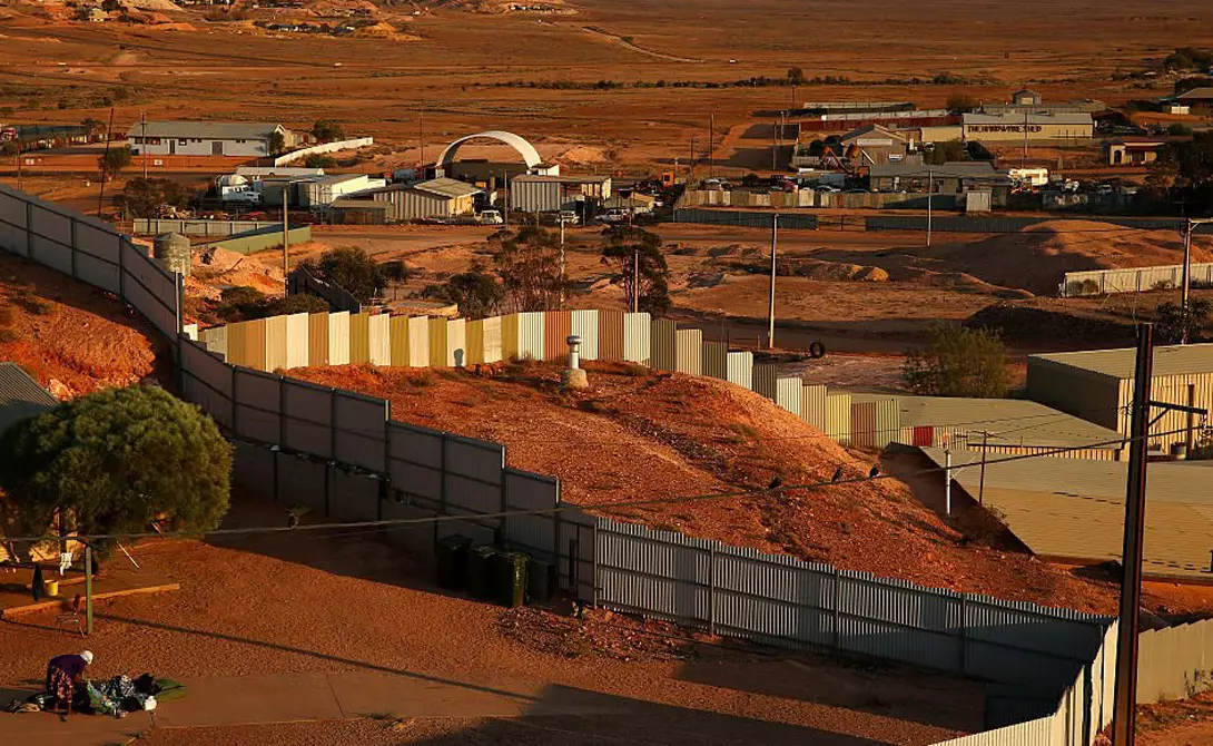 Coober Pedy Aŭstralio Estas tiel varme ĉi tie, ke la lokanoj elektis transiri subteren: 37 gradojn eĉ en la ombro. La ĉarmo de la loko estas donita de laŭsezonaj polvoŝtormoj, de kiuj eĉ subtera ŝirmejo ne povas savi.