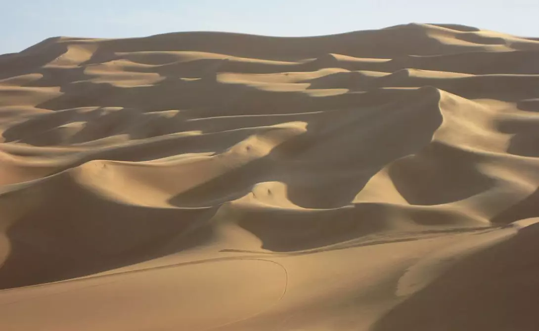 Al-Aziziyah Líbia En els darrers anys, els científics no han estat capaços de mesurar amb precisió la temperatura mitjana anual a Al-Aziziyah, per raons òbvies. Malgrat tot, en el passat, les temperatures han mostrat una constància envejable, rondant els 48 graus centígrads.