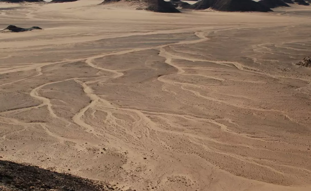 Wadi Halfa Sudan Nahimutang sa utlanan mismo sa Egypt, kining syudad sa Sudan nakakita sa temperatura nga hangtod 49 degree. Dugang pa, kinahanglan usab nga mahadlok ang mga lokal nga residente sa grabe nga mga bagyo sa balas, diin ang kalihokan sa pagpanalugdog modako nga modaghan.