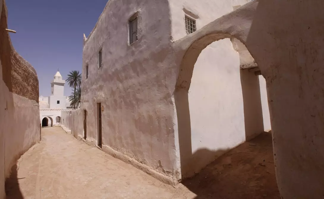 Ghadames Libyen Unescos världsarvslista Ghadames är en oasstad belägen mitt i öknen. För att överleva den konstanta värmen (55 grader Celsius) måste lokalbefolkningen tillbringa större delen av dagen i hus med tjocka adobe -väggar.