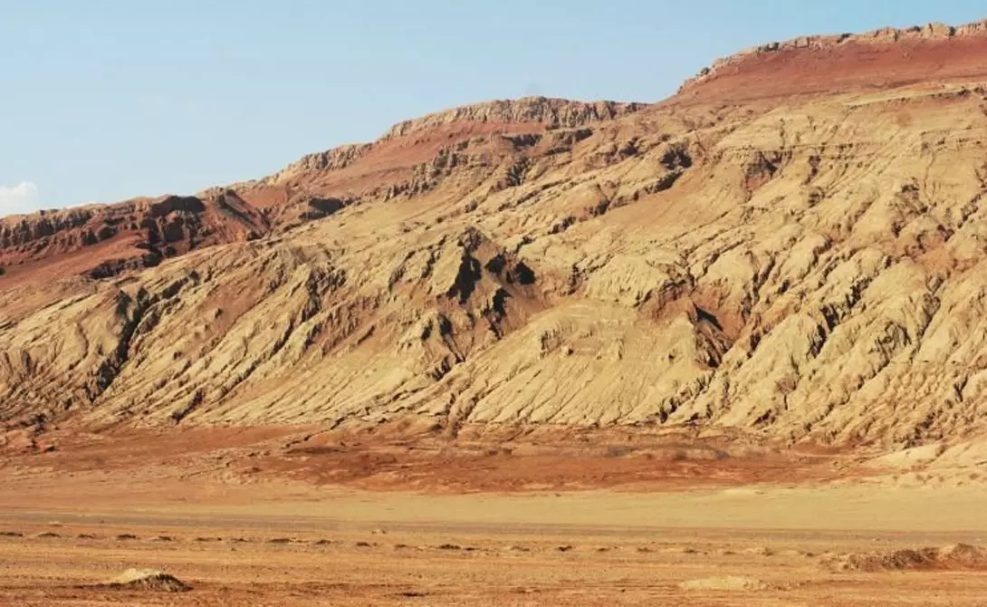 Flemin Mountain China Det majestætiske røde sandstenbjerge anses for at være det hotteste sted i hele Kina. NASAs satellit, der er udstyret med MODIS -meteorologiske system, registrerede en rekordtemperatur på 66 grader Celsius.