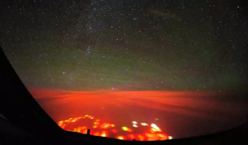 Bagliore rosso sull'Oceano Pacifico Questa strana luce rossa è stata vista per la prima volta da Krisian van Heist. Ha volato da Hong Kong all'Alaska su un Boeing 747-8 e il bagliore sembrava provenire sotto di lui dopo un lampo. Attualmente il fenomeno rimane inspiegabile.