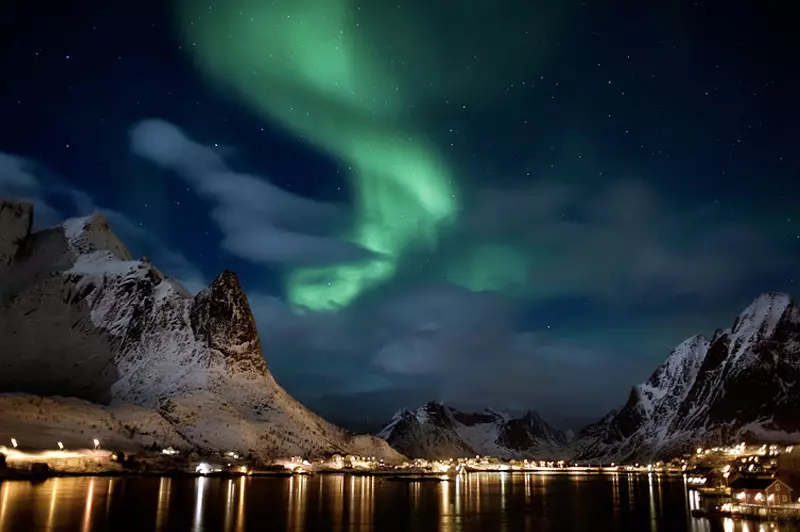 Oleh kerana interaksi zarah bermuatan dari letupan di Matahari dengan atmosfer atas, fenomena semula jadi seperti cahaya utara berlaku. Sabuk lampu utara yang disebut berjalan dari Kepulauan Lofoten ke Cape Utara. Dipercayai bahawa kemungkinan melihat lampu utara di sini jauh lebih tinggi daripada tempat lain di planet ini.