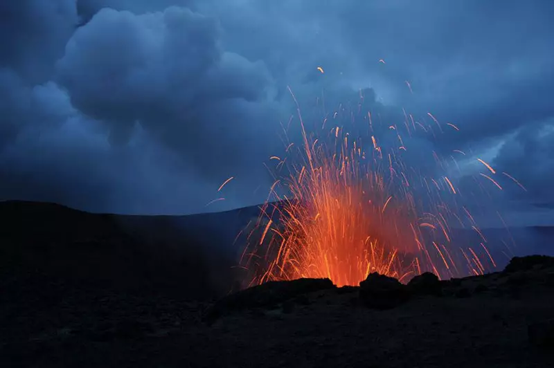 Tanna adasyndaky urasur wulkany XVIII asyrdan bäri her gün doly güýjüni we güýjüni görkezýär. Dünýäde yzygiderli atylýan, lava we kül gyzgyn akymlaryny zyňýan ýeke-täk wulkan.