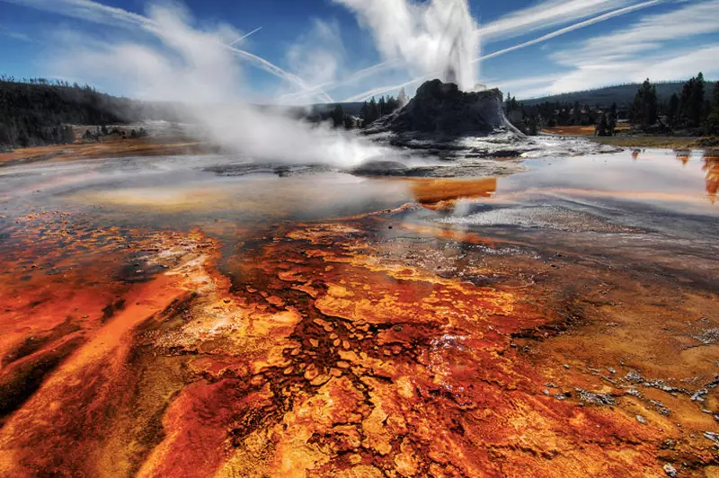 Yellowstone National Park in die VSA is nie net bekend vir sy skilderagtige landskappe en natuur nie. Yellowstone is ook 'n groot geiserveld, met ongeveer 3 duisend geisers, wat 2/3 van alle geisers ter wêreld is.