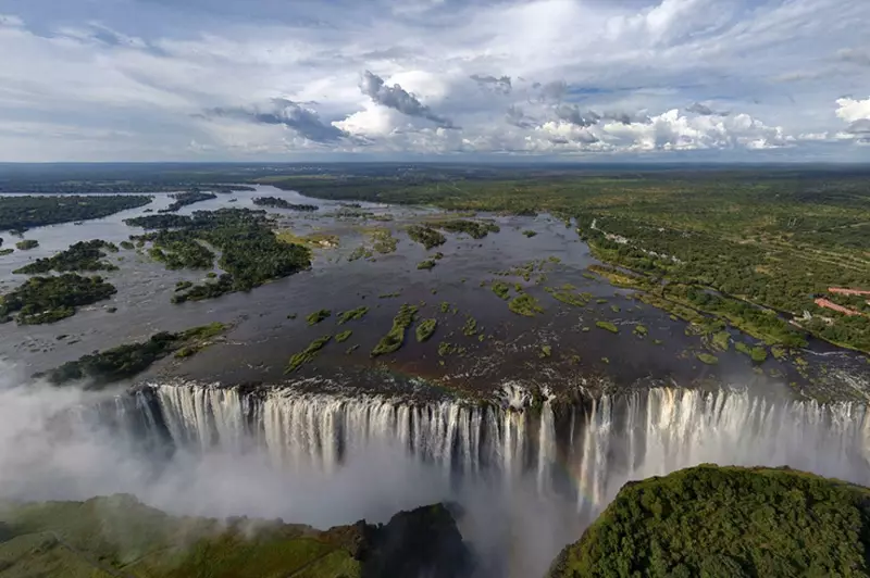 Victoria is die enigste waterval ter wêreld wat meer as 100 meter hoog en meer as 1 kilometer breed is. Elke minuut gooi dit 550 miljoen liter water en vorm 'n groot wolk spatsels, waarvoor die inwoners dit 'donderende rook' noem.