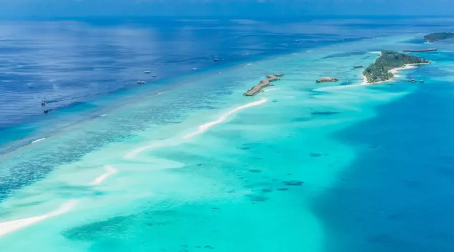 Maldives Ka bomalimabe, lihlekehleke tsena tse chesang tse mongobo, tseo ho ba bangata e seng e le letšoao la paradeise ea lefats'e, haufinyane li tla nyamela lefatšeng ka ho sa feleng. Hona joale, lihlekehleke tse ka bang 80% li phahame feela ka mithara ho feta bophahamo ba leoatle. Bo-rasaense ba lumela hore nakong e ka tlase ho lilemo tse mashome a mahlano, Maldives a tla nyamela ka botlalo.