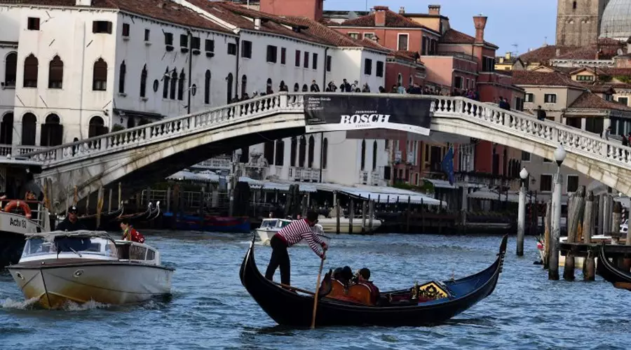 Venecia Aproximadamente o mesmo destino agarda á famosa cidade na auga, Venecia. Mesmo hai 100 anos, a praza de San Marcos inundábase só de 5 a 10 veces ao ano, pero agora desaparece baixo a auga ata 100 veces ao ano. Espérase que para o 2100 o mar Mediterráneo suba 140 centímetros e Venecia estea completamente inundada.