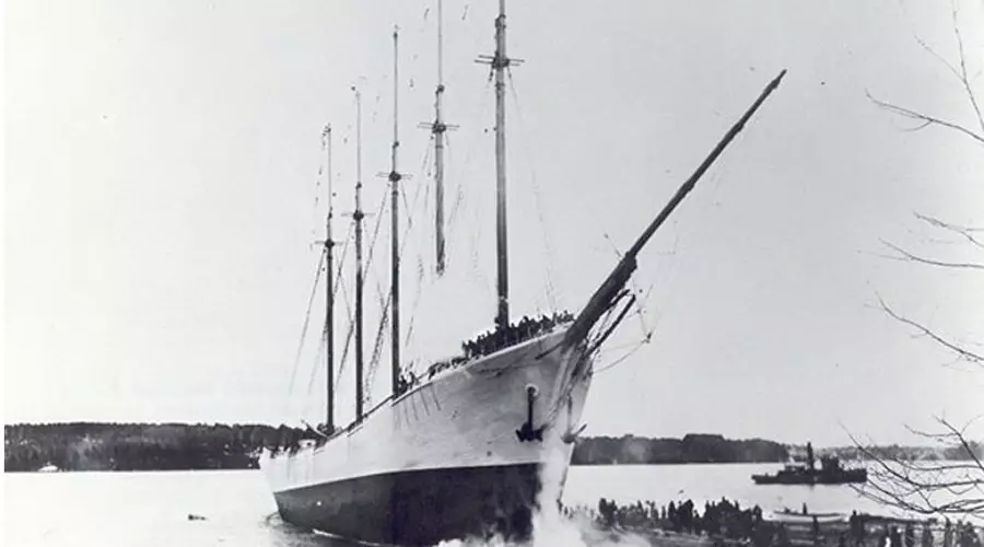 Carroll A. Deering L'un des navires fantômes les plus célèbres a été retrouvé le 31 janvier 1921. La dernière fois qu'une goélette chargée de charbon a été aperçue le 29 janvier de la même année au phare flottant, mais sans équipage. A bord du navire fantôme, les sauveteurs n'ont trouvé aucune preuve de ce qui s'était passé, tout est resté en place, comme si l'équipage venait de quitter la goélette.