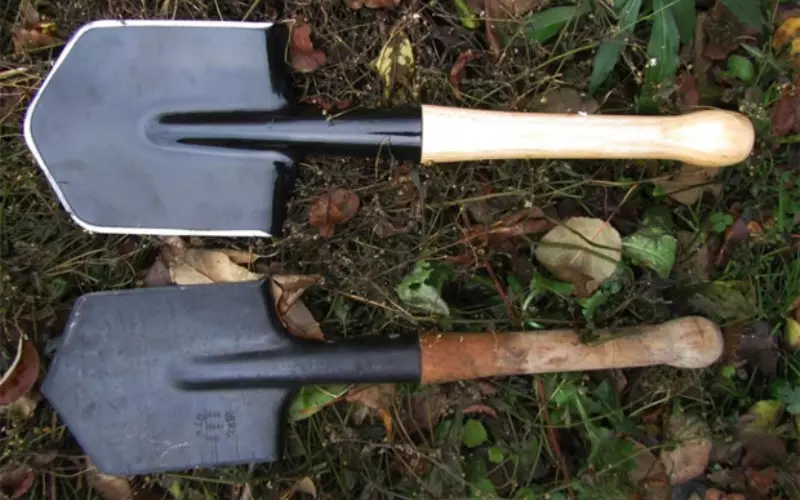 Sekop sapper Kanthi bantuane, dheweke mbuwang awu murub lan ngubur sampah sing bisa bosok. Kajaba iku, shovel dibutuhake kanggo nggali tendha ing saubenging perimeter kanthi saluran pembuangan banyu. Dadi, turis bisa tenang yen udan ing wayah wengi, dheweke ora bakal tangi ing banyu.