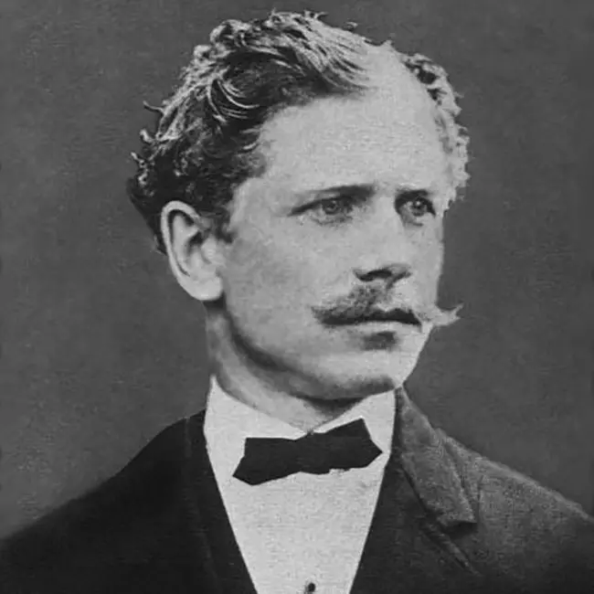 Ambrose Bierce Bhí aithne ar an údar agus aoir a raibh aithne aige ar The Devil's Dictionary agus The Oul Creek Bridge Case, mar gheall ar a nádúr dorcha agus ciniciúil. D’iompaigh gaolta a ndroim ar an bhfód agus bheartaigh Bierce dul go Meicsiceo glórmhar - ní raibh aithne acu air ansin go fóill. D'éirigh leis an scríbhneoir an Rio Grande a thrasnú, sin gach a bhfuil ar eolas ag sliocht faoin turas seo.