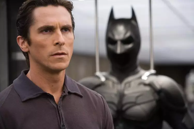 Christian Bale Hamı bilir ki, Kristian Beyl bütün rollarına çox ciddi yanaşır və özünü xarakterin xarakterinə tamamilə batırmaq üçün arıqlamağa və kilo verməyə hazırdır. Ancaq görünüşünü dəyişdirməklə kifayətlənmir - ən çox dublörlərini də edir. Batman rolunu oynayan Bale, Gotham'ın qaranlıq cəngavərinin etməli olduğu demək olar ki, hər şeyi etdi - Hong Kongdakı bir göydələnin üstündəki cazibə qüvvəsinə qarşı duran stuntslar da daxil olmaqla. İstənilən vaxt təşəbbüskarlığı öyrənə bilməyəcəyinə köçürə bilsə də, işini açıq şəkildə sevir və çirklənməkdən qorxmur.