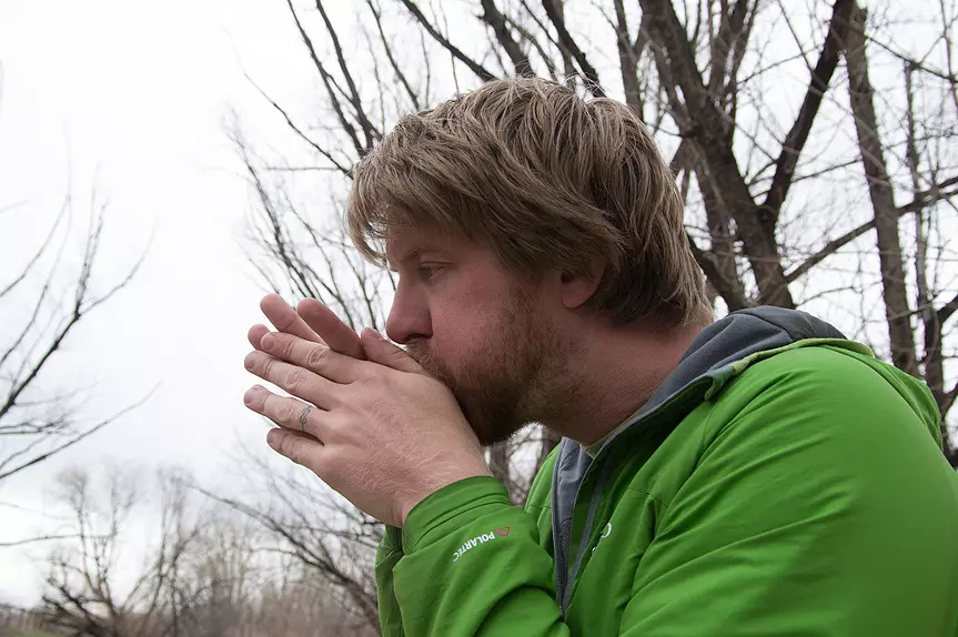 Fluitje Zoals u weet, is een fluitje een uitstekend signaalapparaat. Maar wat als u uw fluitje bent vergeten of kwijtgeraakt? Gebruik natuurlijk een plastic zak. Knip een stuk van een paar centimeter breed en iets meer dan 10. Knijp het met je duimen en trek het strak tussen je handpalmen. Nu kun je in de opening tussen de duimen blazen. Onthoud dat het universele signaal voor hulp drie korte fluitjes is.