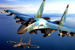 Penerbangan Su-35 di ketinggian sangat rendah: keterampilan pilot yang menakjubkan