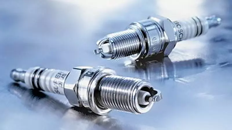 Spark Plugs L-irfinar tal-ispark jista 'jittrasforma l-magna tiegħek minn għażżien u rgħib għal ħaddiem iebes reali. L-aħjar materjali tax-xemgħa huma l-iridju u l-platinu. Id-dijametru tal-elettrodu jaffettwa direttament il-parametri tal-magna. Iktar ma tkun irqaq, inqas il-magna tikkonsma gażolina. Għalhekk, m'għandekx tiffranka l-flus u tinstalla xemgħat ordinarji: l-iridju u l-platinu jdumu ħafna iktar.