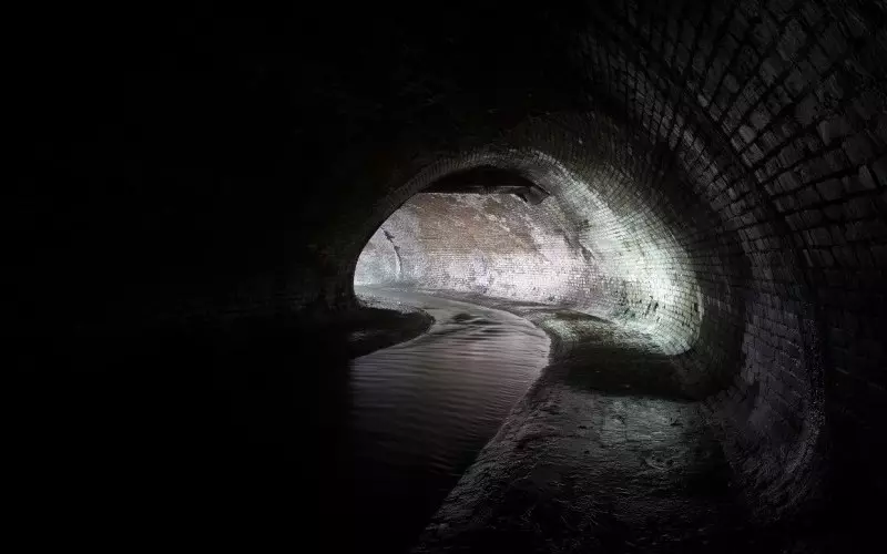 Tunnel Shchekotovsky nel 1910-1914 Secondo il progetto dell'ingegnere M. Shchekotov, fu costruita una sezione del collezionista Neglinka, situata sotto Piazza Teatralnaya. Questo tunnel, lungo esattamente 117 metri, passa accanto al Metropol Hotel e al Maly Theatre. Ora prende il nome dal suo creatore - "Tunnel Schekotovsky", e di solito qui si tengono escursioni illegali intorno a Neglinka.